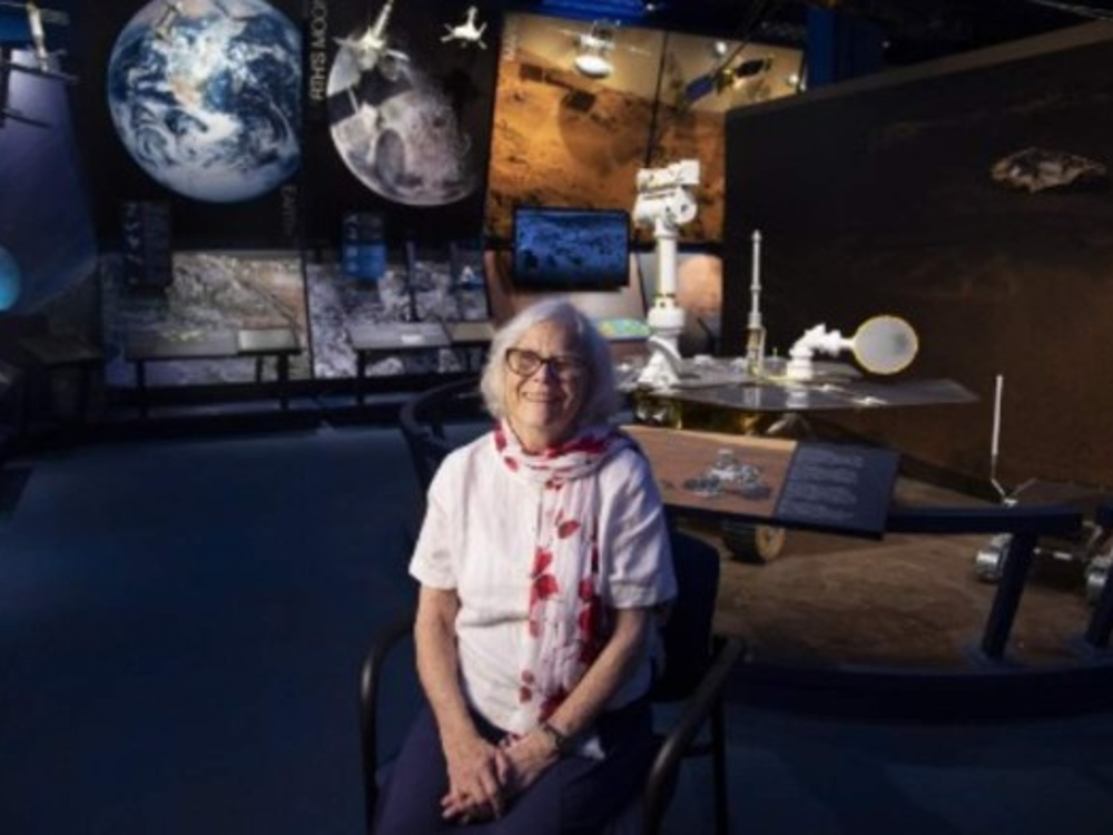 A los 82 años, la computadora humana de la NASA todavía mira a las ...