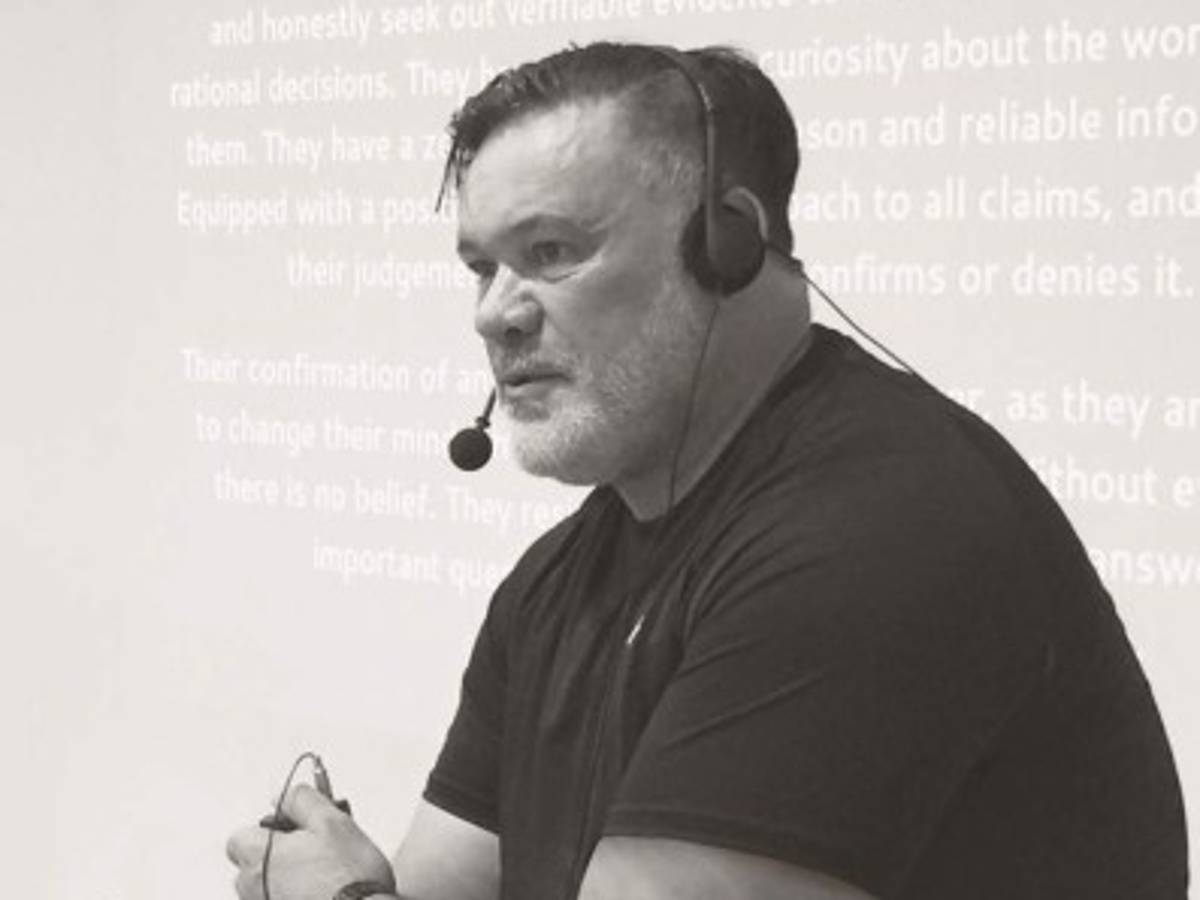 Colin Cox lleva master trainer de neurosemántica a El Salvador