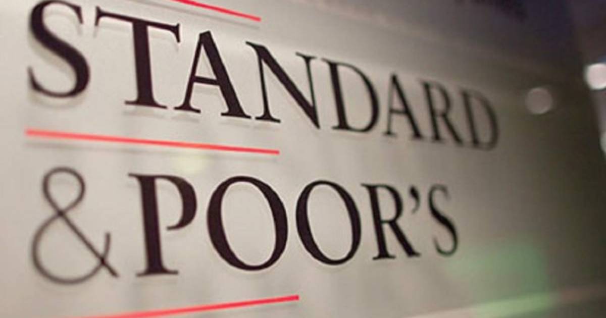 SyP baja calificación de corto plazo a El Salvador