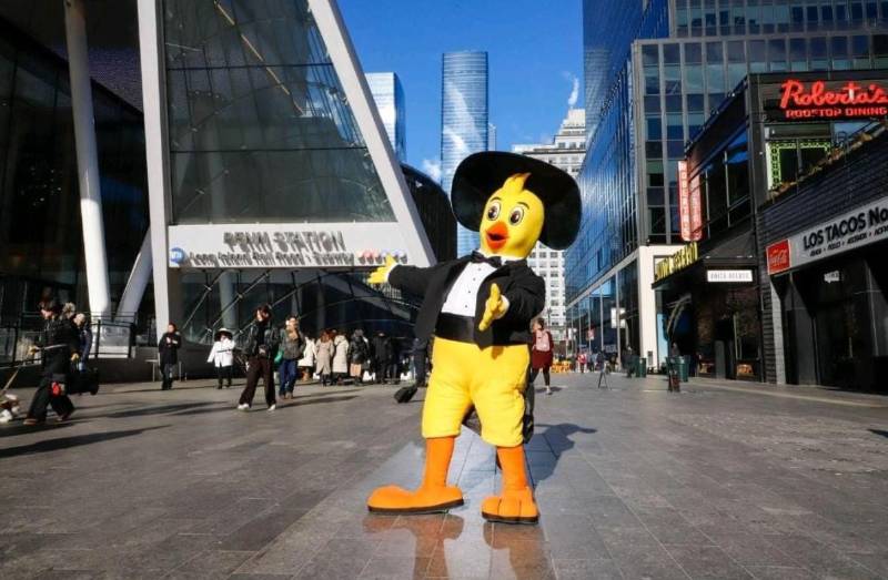 'El Pollito' se pasea por una de las estaciones de tren subterráneo más ...