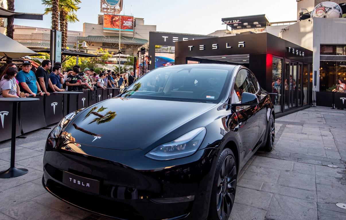 Tesla llega al mercado de Suramérica con primera tienda en Chile